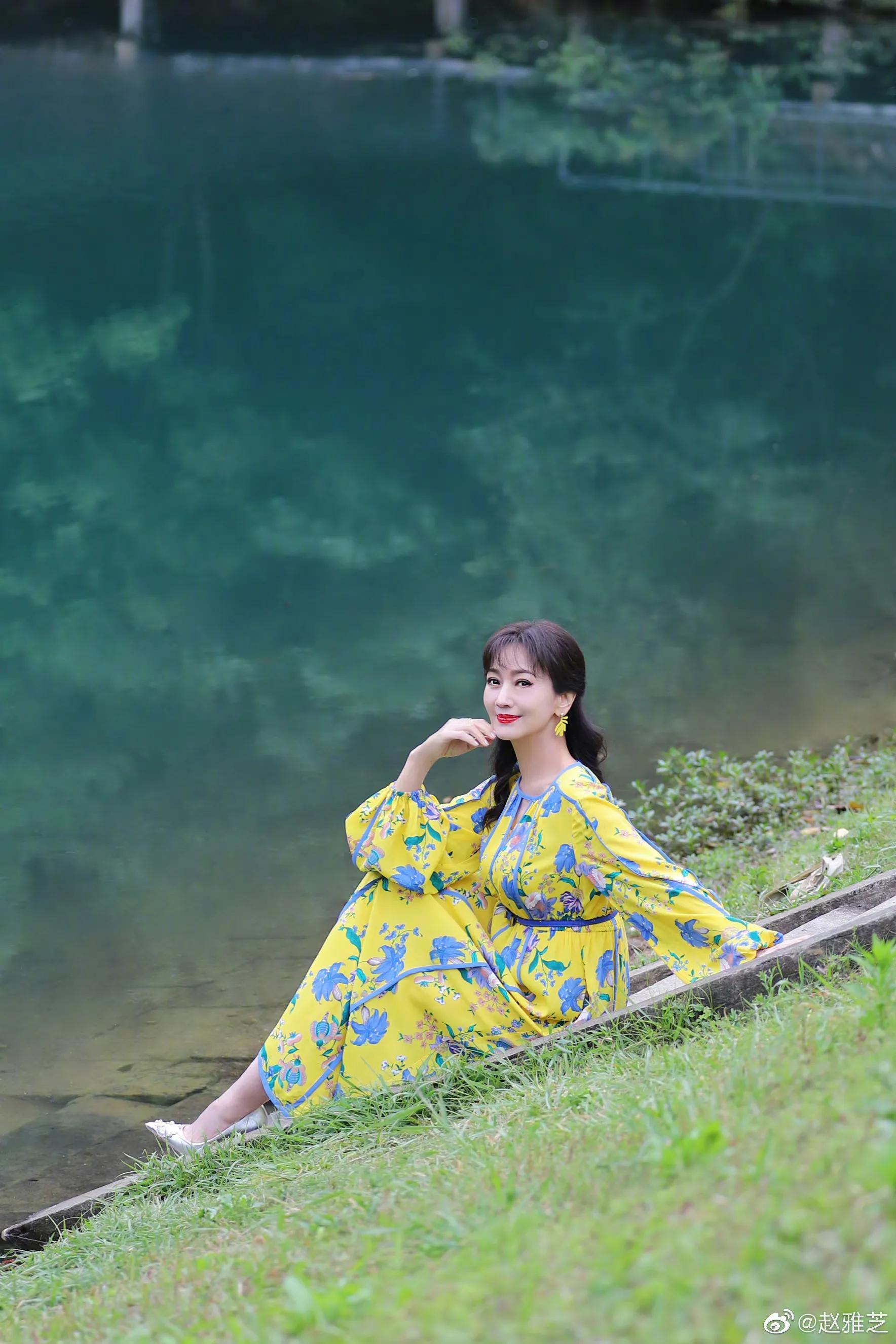 Zhao Yazhi wears a yellow printed dress with elegant and charming ...