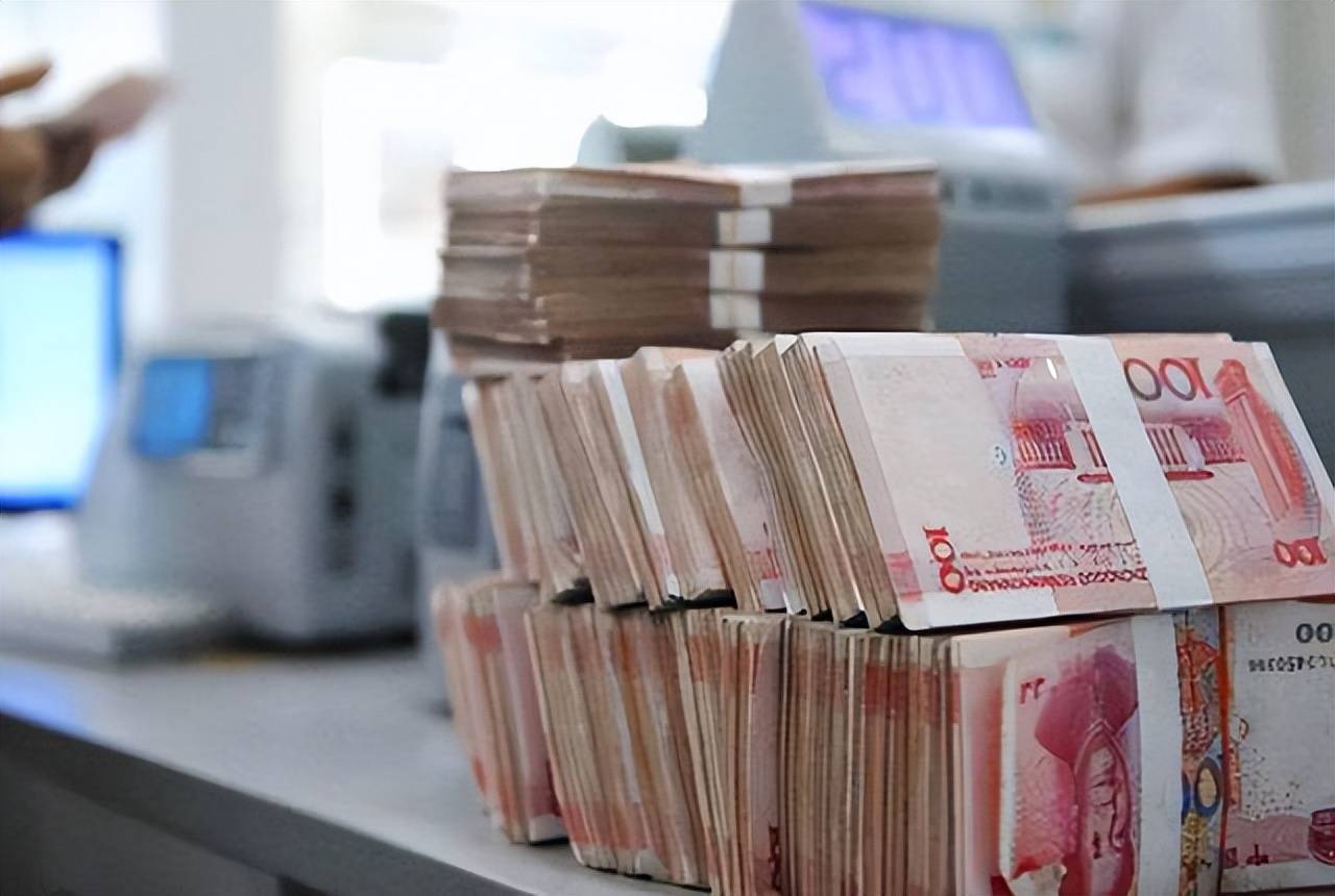 Vietnam places a large number of bundles of RMB on the street. What is ...
