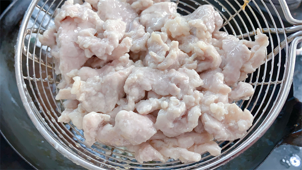 Do you want the fried pork slices to be smooth and tender?Remember 1 ...