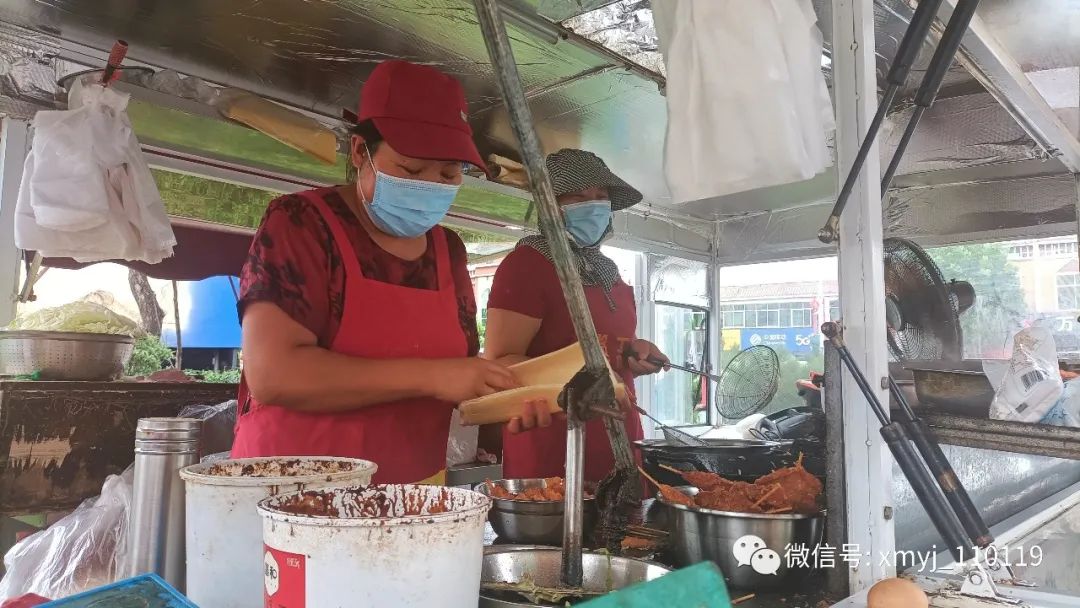 The famous food on Zhuge Daji - Pancake Roll Skewers - iNEWS