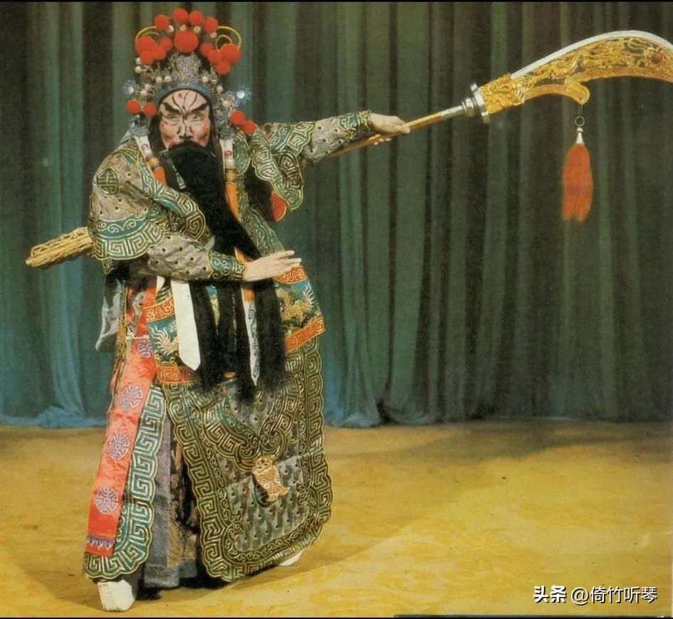 Zhao Songqiao plays Bu Wenzheng, and Wang Shaolou plays a trapeze man who descends from the sky ...