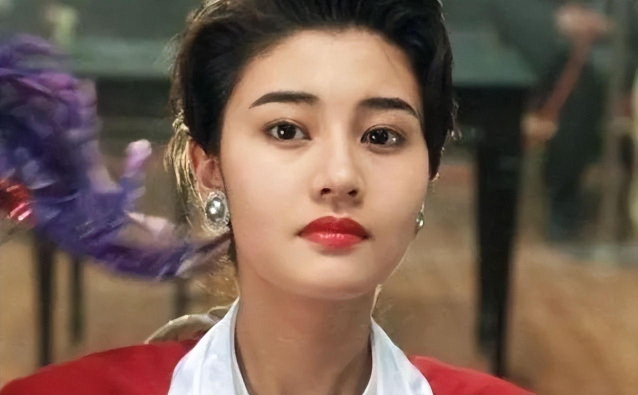 52-year-old Michelle Reis looks scary because she has done too many evil things! At the age of ...