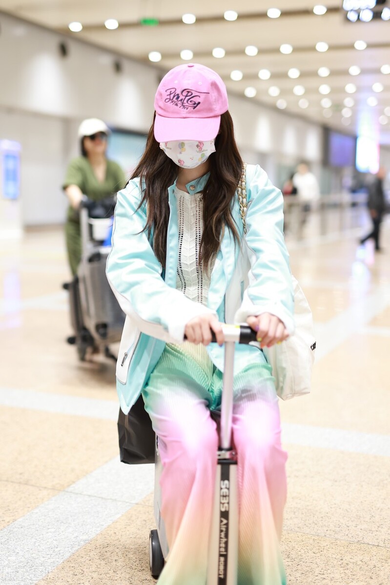 Xu Mengjie appeared at Beijing Airport wearing sweet and fresh color ...