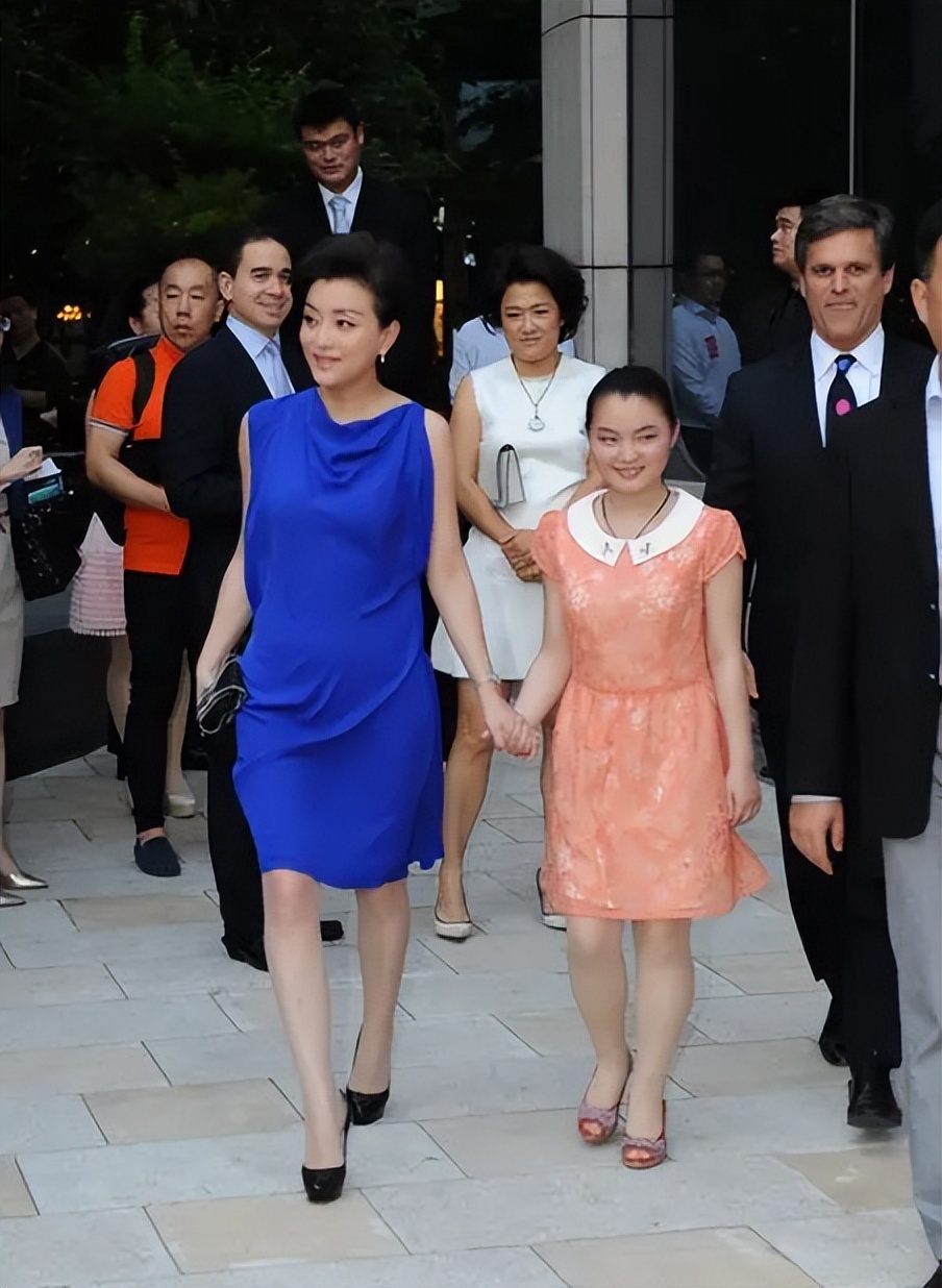 Yang Lan's rich husband makes a rare appearance, with obvious fat belly ...