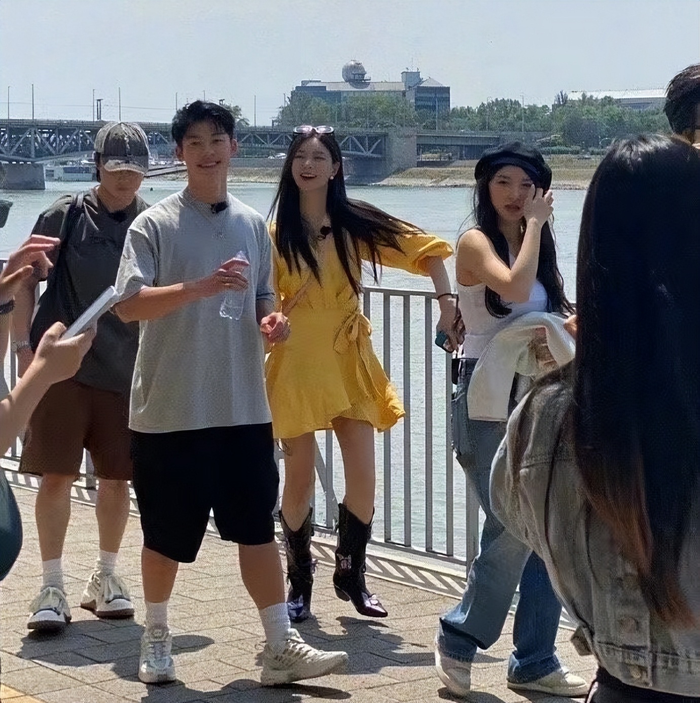 Showing goodwill to foreigners, driving away Chinese, despising Chinese ...