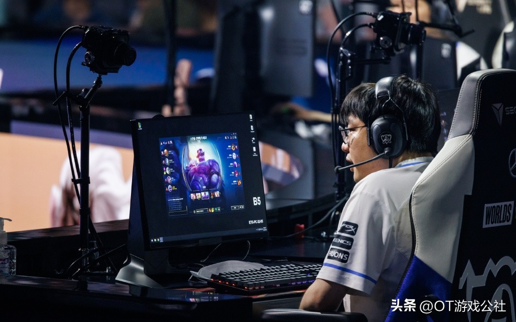 It hinders the original god beryl from uninstalling LOL, draws cards ...