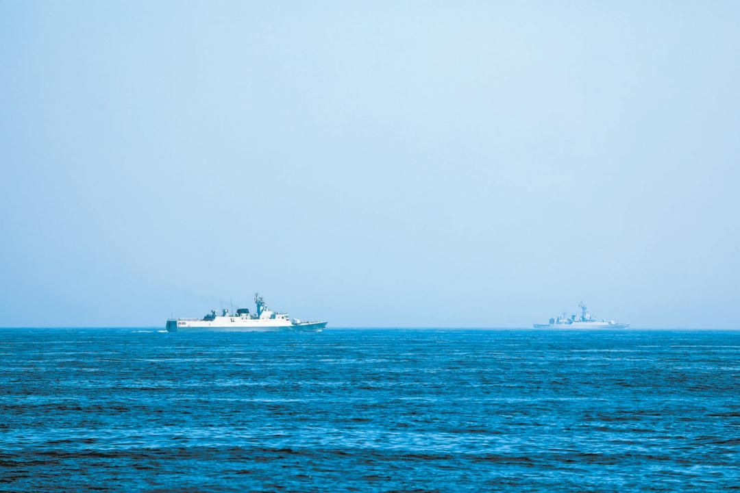Breaking waves dark blue!A frigate detachment of the Navy conducts ...