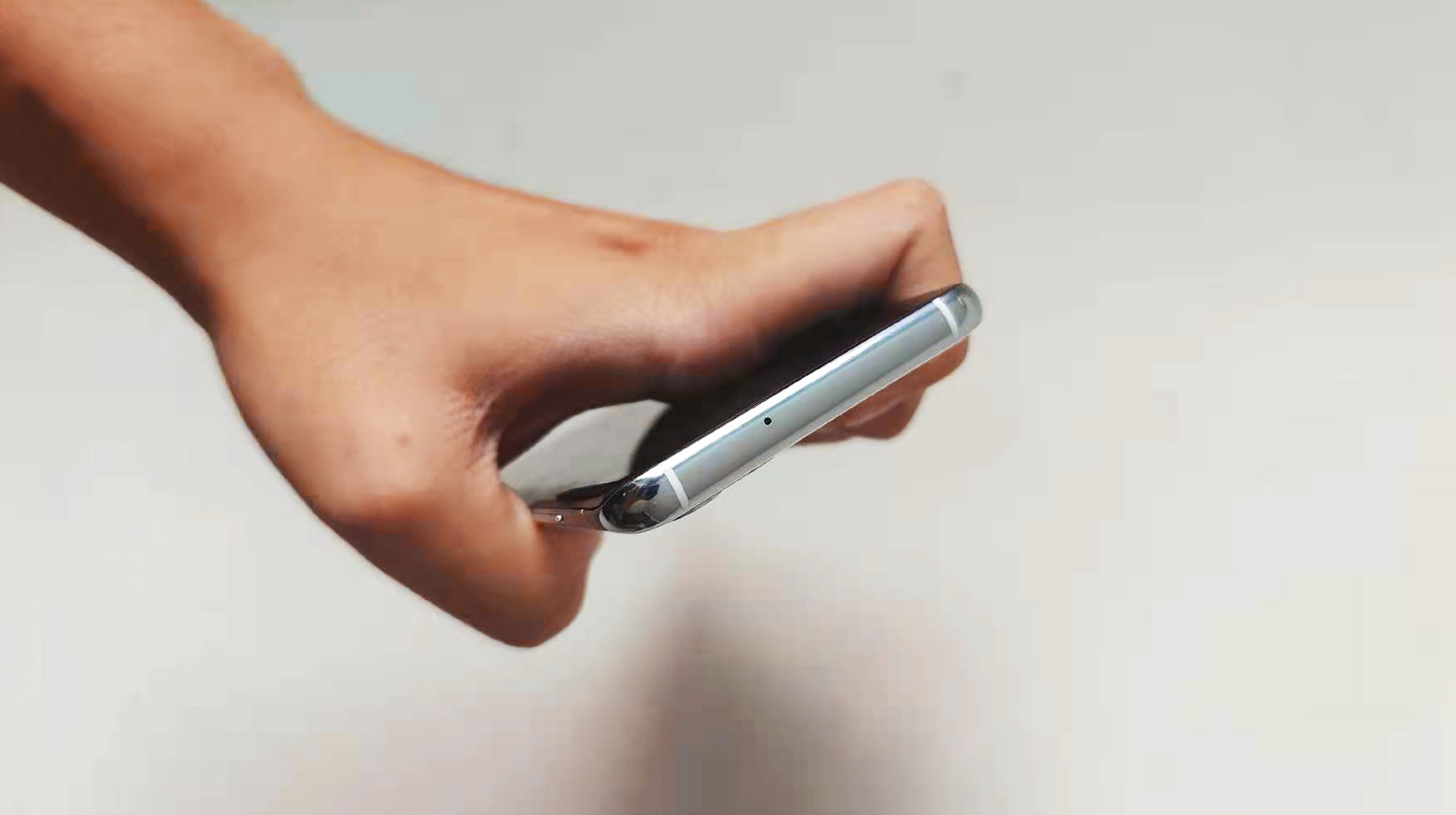 In the era of the center punch screen, this small and fresh mobile ...