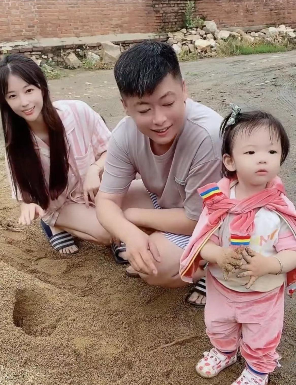 40 Year Old Famous Male Star Returns To The Countryside To Settle Down