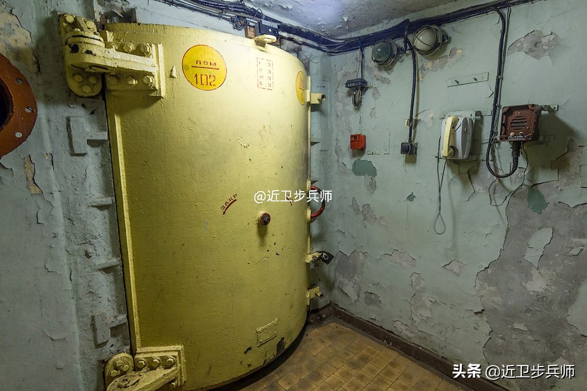 The gate weighs 3 tons with its own oxygen storage: the nuclear bunker ...
