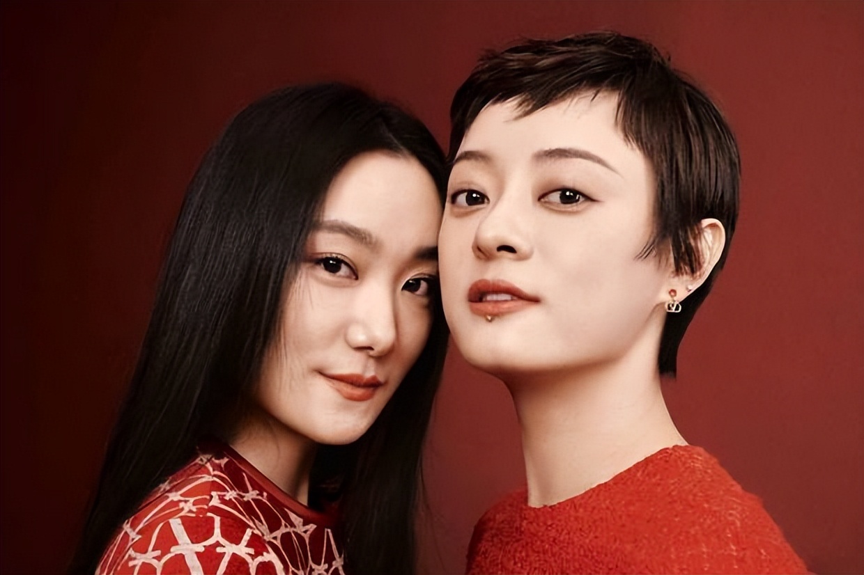 Sun Li and her younger sister Sun Yan take photos in the same frame to ...