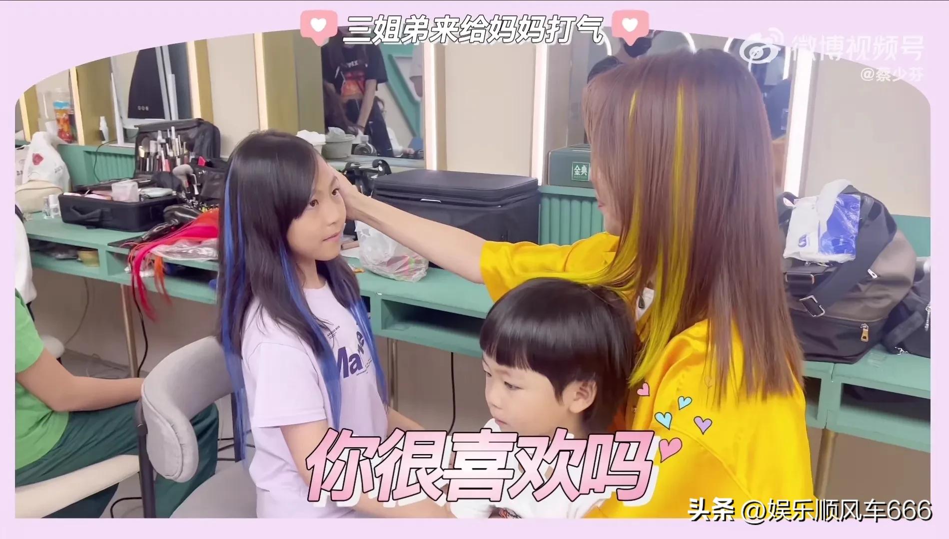 Ada Choi's children came to visit the class, they look like their ...