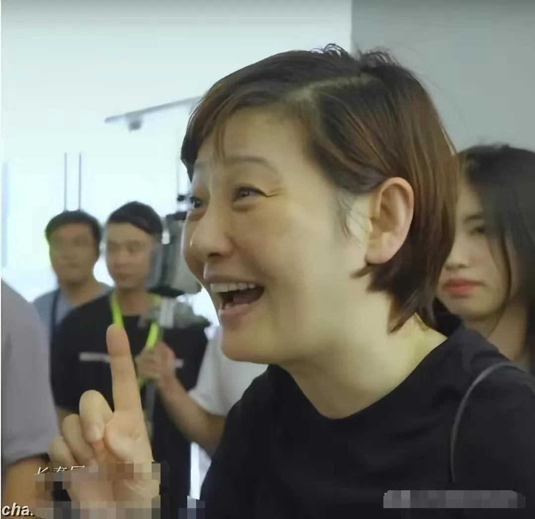 56-year-old Xu Fan visits Feng Xiaogang without makeup. His complexion is dull and old, and the ...