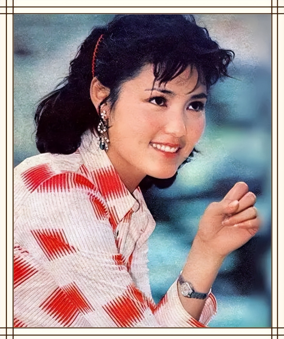 67-year-old Jiang Lili is still elegant. She became famous overnight for "Red Peony" and retired ...