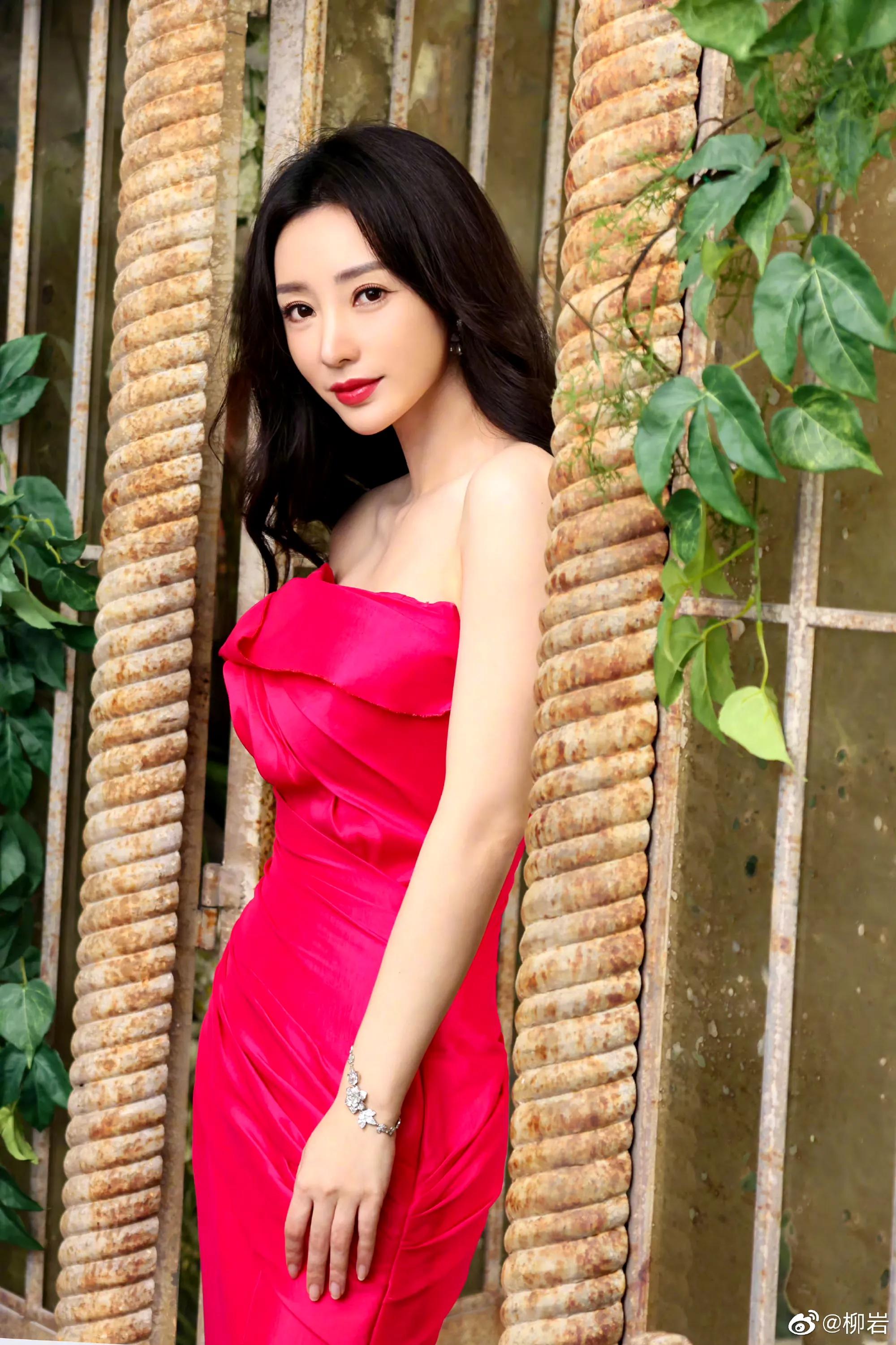 Liu Yan puts red roses on her body, like a delicate rose - iNEWS