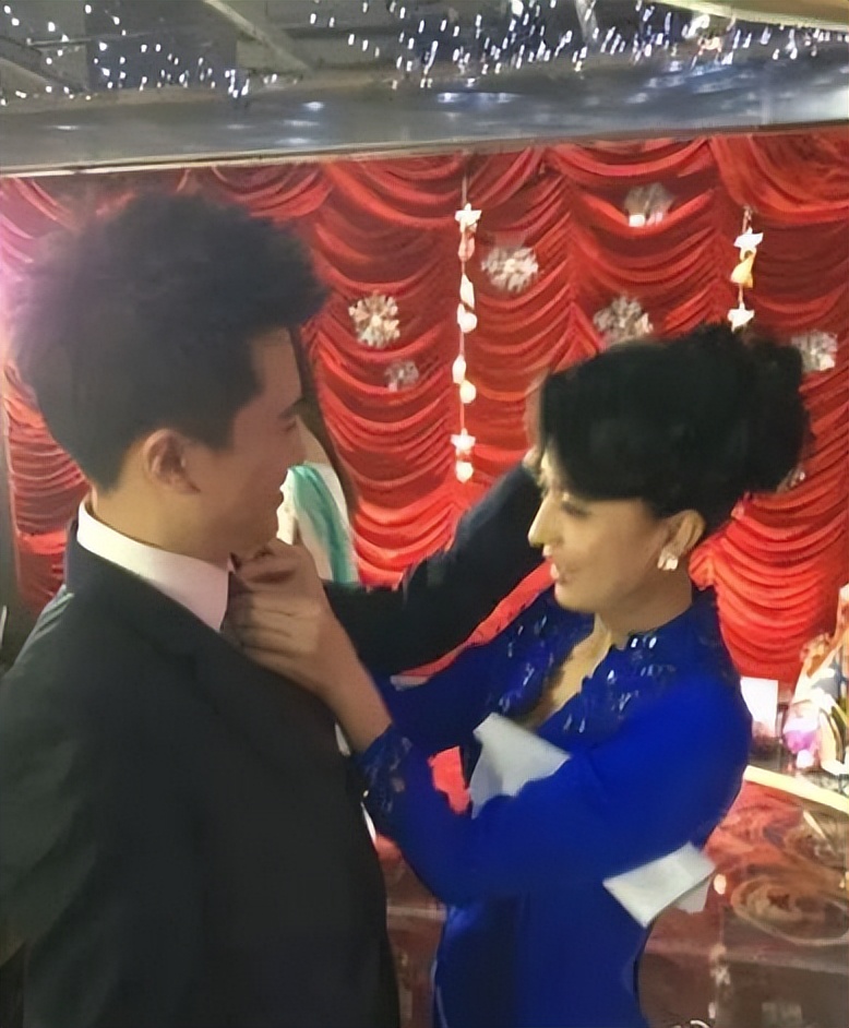 CCTV host Yang Fan: The family of four is happy, but the eldest ...