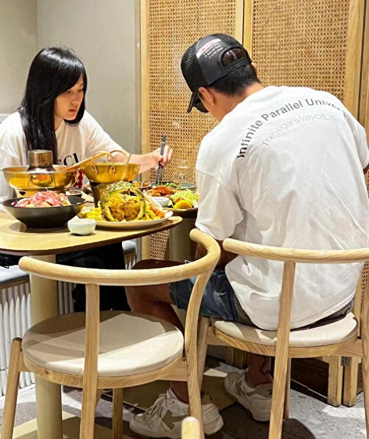 Wu Chun and his wife were met by chance while eating hot pot: Lin Liyin looked so elegant ...