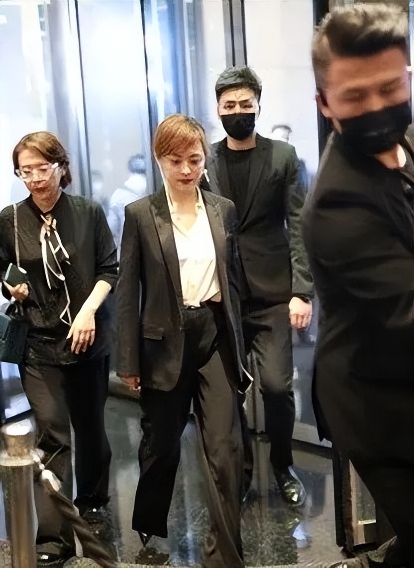 Sun Li cut her hair short again and wore a black suit to attend the ...