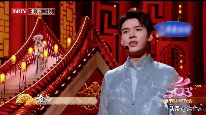 Xi Jun's gown and folding fan are generous and affectionate singing ...