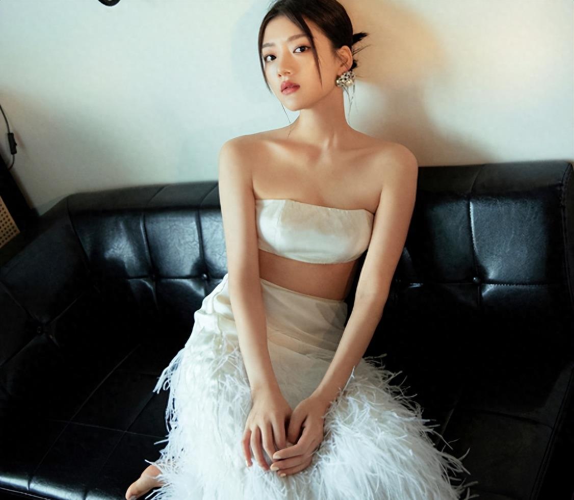 Ren Min's love affair was exposed, the target is a new director, but fans are not happy! - iMedia