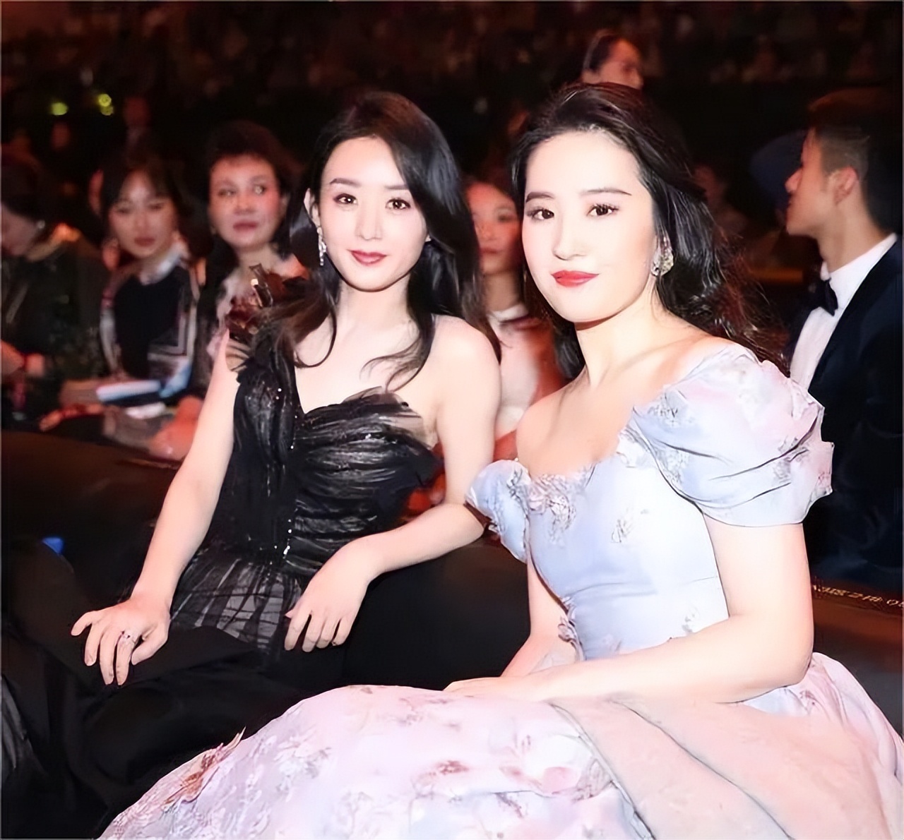 35-year-old Liu Yifei and 36-year-old Yang Mi stand together, the ...