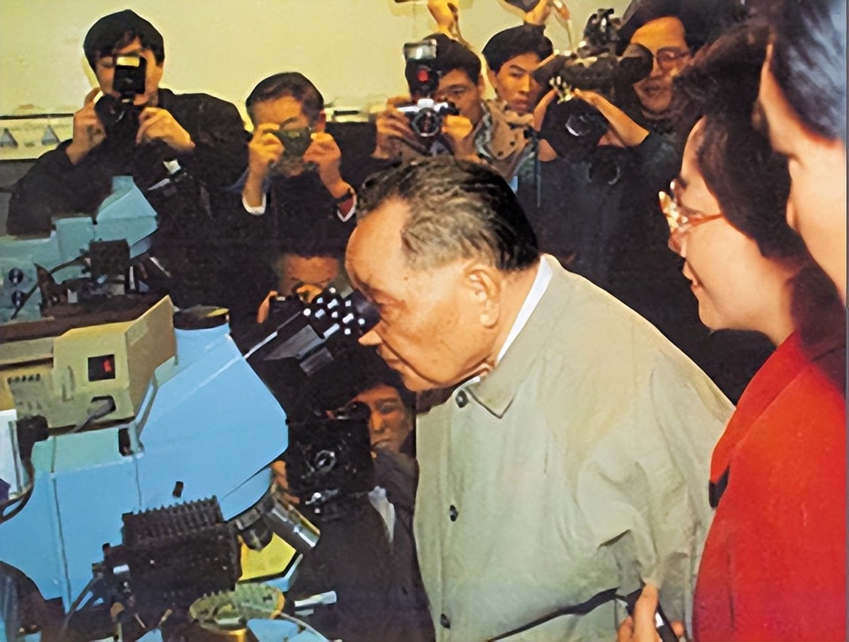 30 years ago, he was the peasant child kissed by Deng Xiaoping - iNEWS