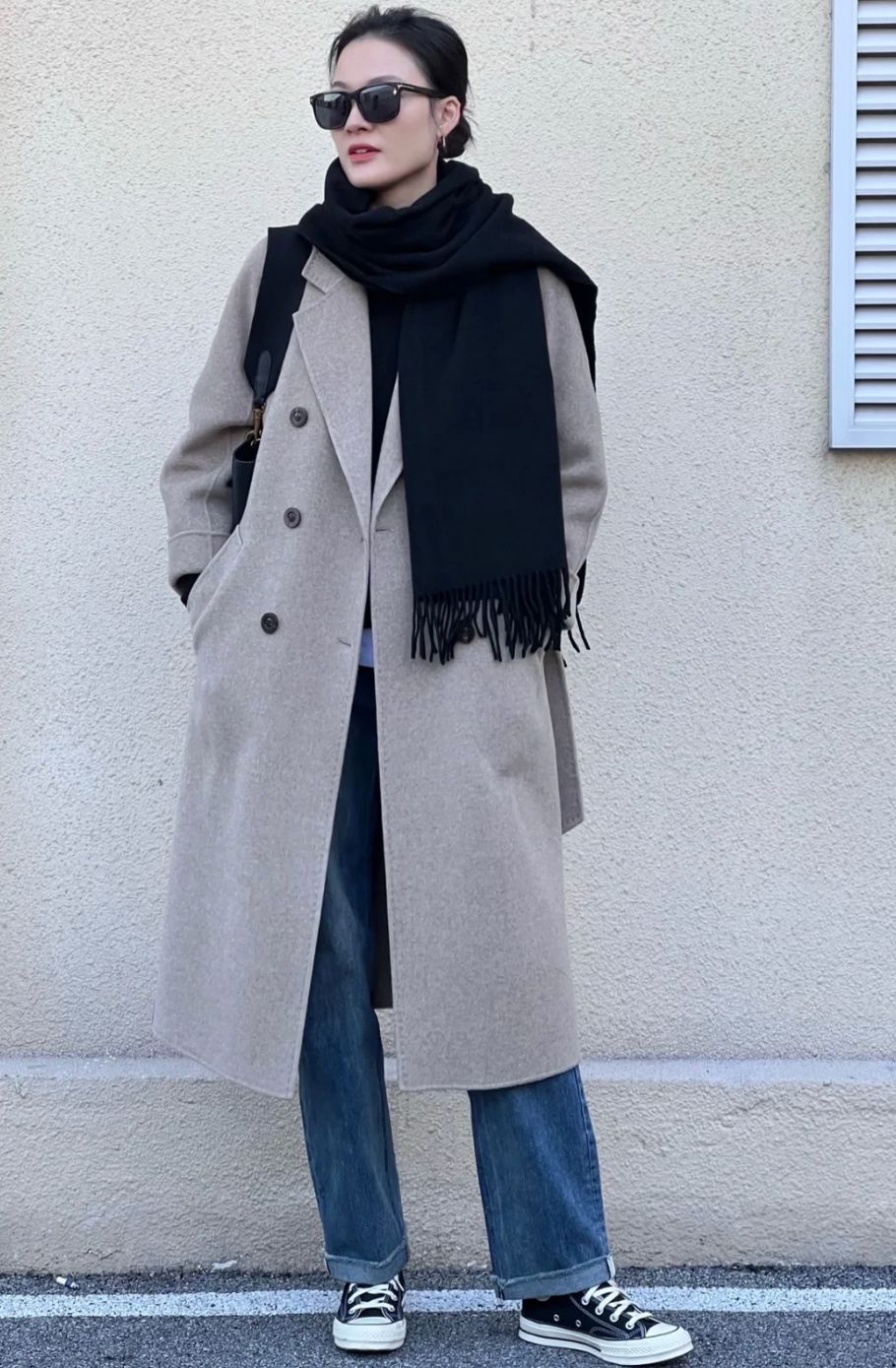 When a middle-aged woman wears a coat, whether her temperament is ...