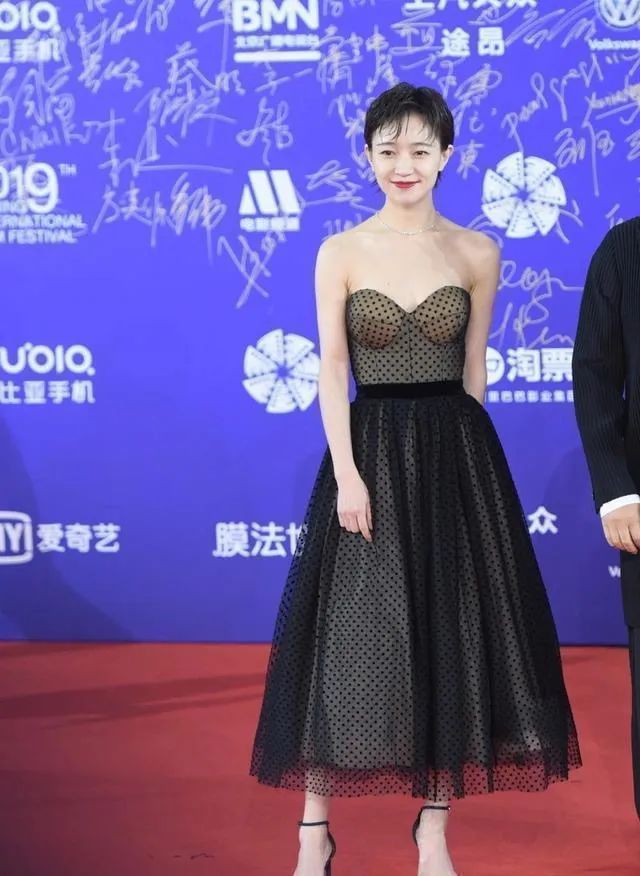 36-year-old Jiao Junyan is too daring to wear, she goes out without a coat, her world-weary face ...