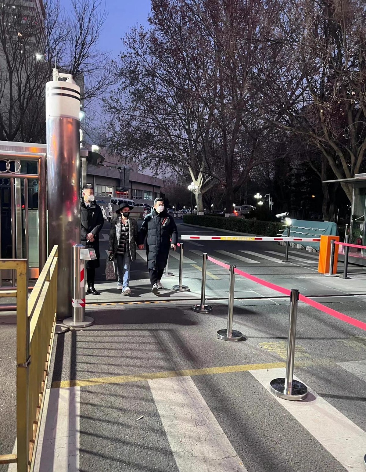 Zhao Wenzhuo took his wife to the Spring Festival Gala!The wife wears a ...