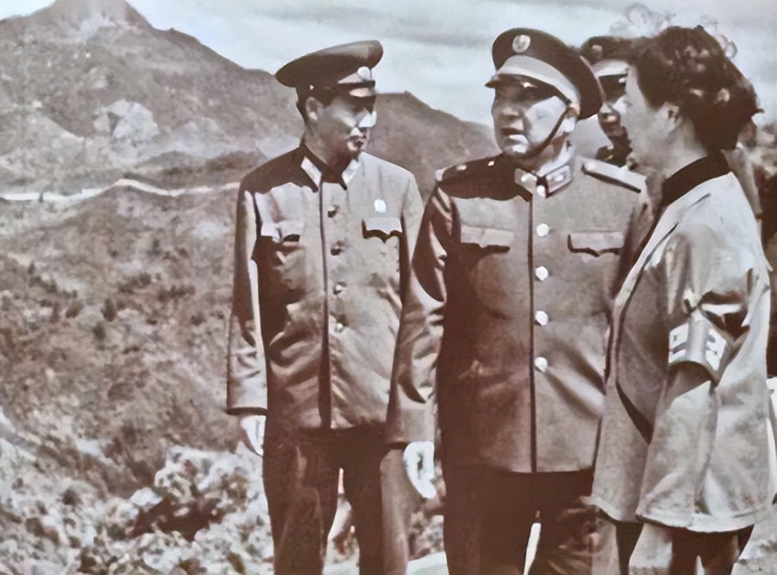 In 1948, when Qin Jiwei invited Chen Yi to dinner, Chen Yi laughed and ...