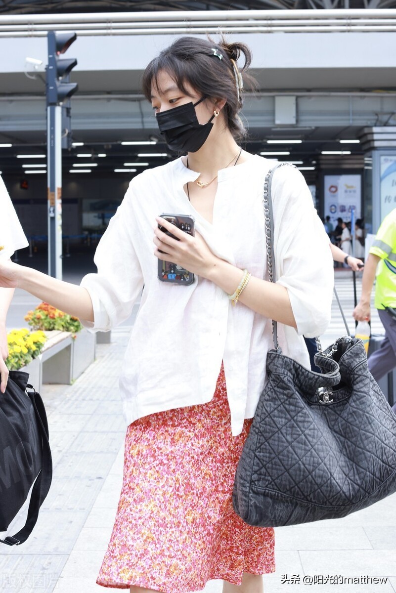 Sun Qian appeared at Beijing Airport, wearing a white sunproof jacket ...