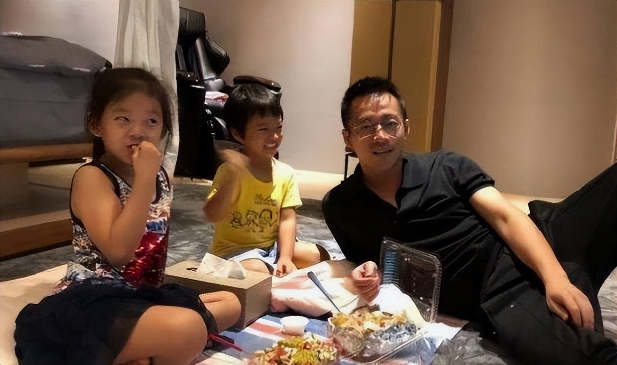 Wang Xiyue puts on a new dress, Zhang Lan proudly posts photos of Erwang's play, suspecting that ...