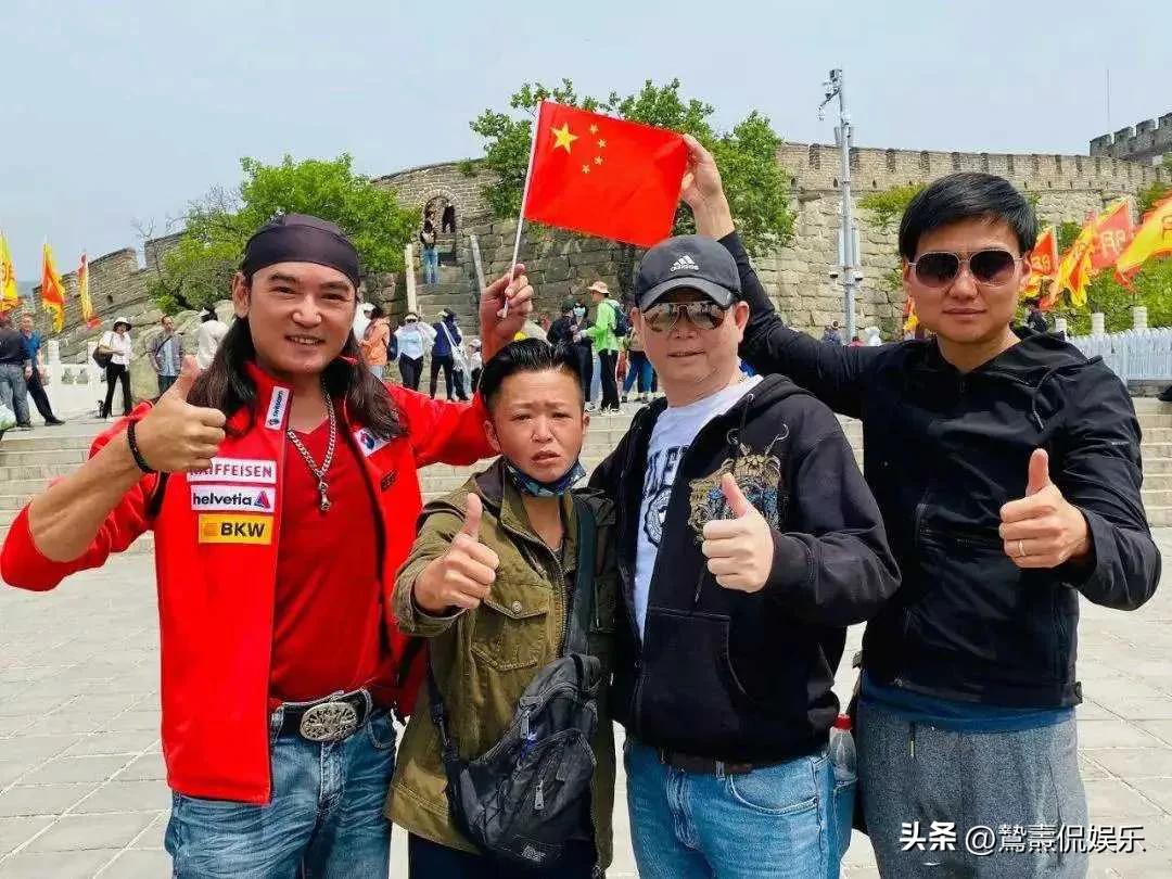55-year-old Jiao Enjun toured the Great Wall with the national flag. After returning to the ...