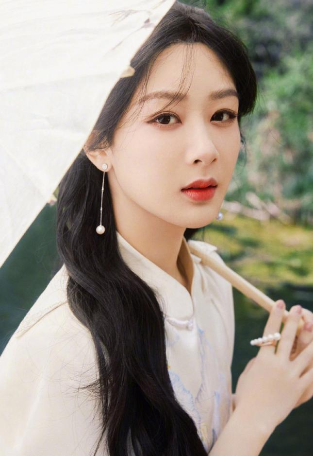 Yang Zi posted a white cheongsam photo on Weibo with half-up hair and ...