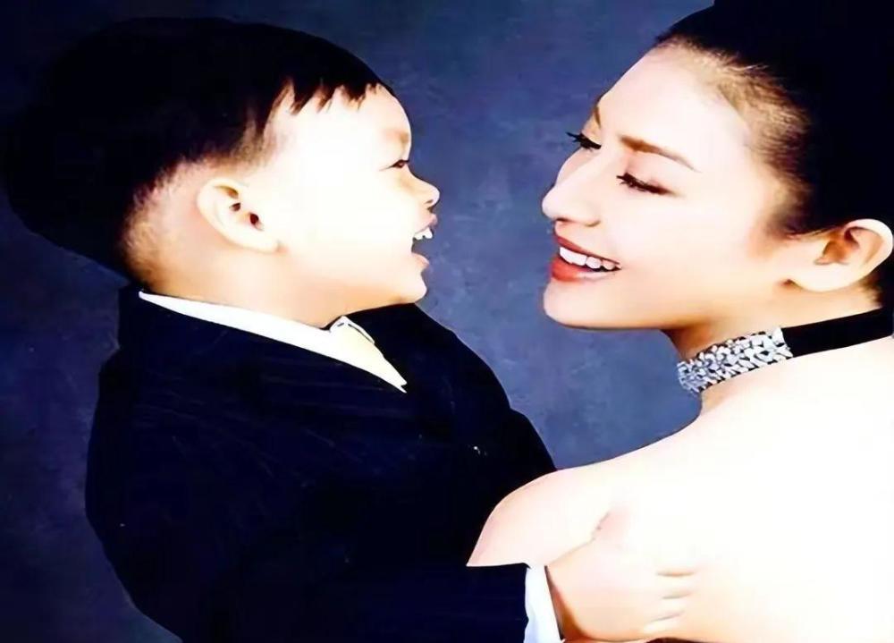 Thailand's stunning princess Sirami: Exiled for eating with dogs - iMedia
