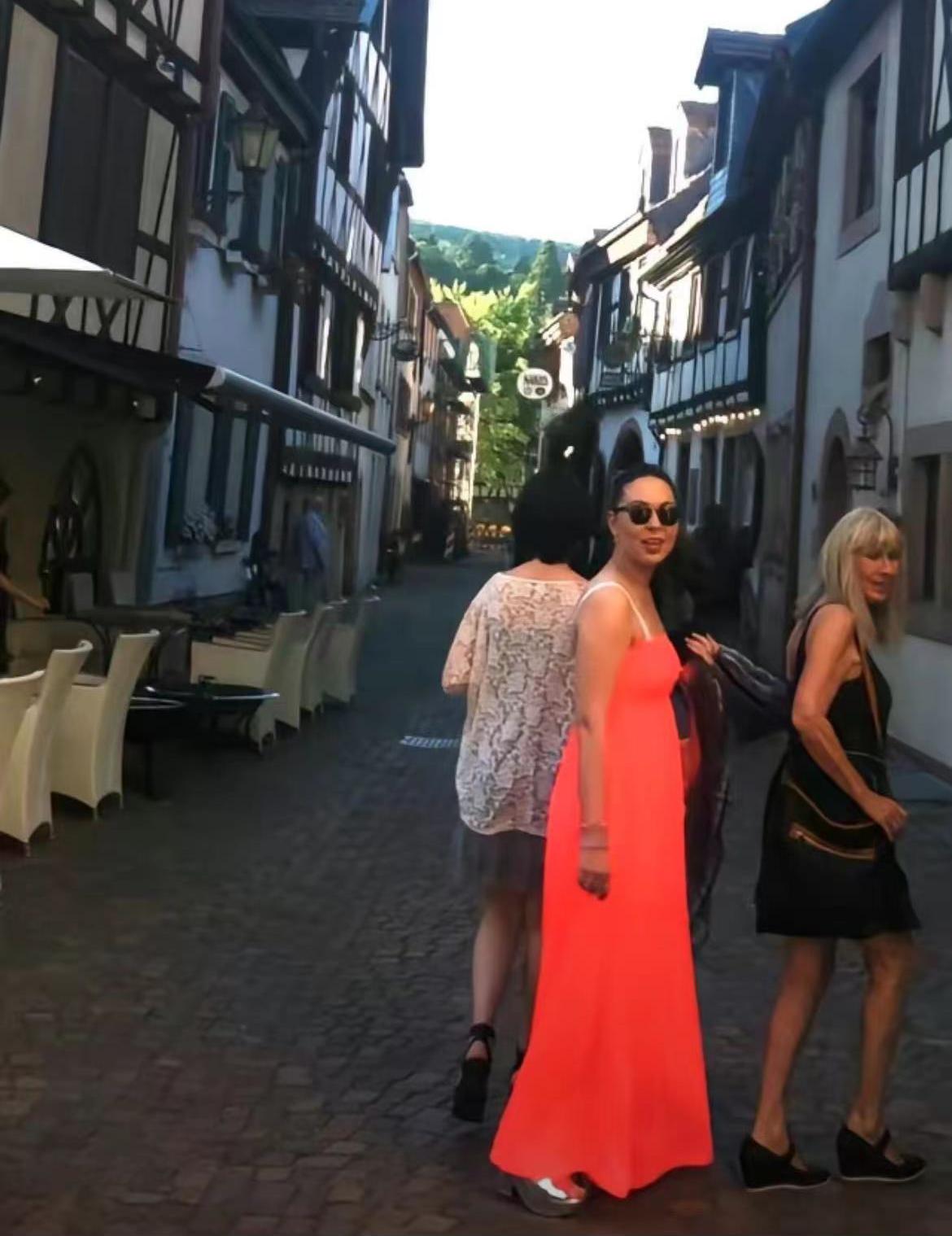 63-year-old Shen Danping lives in Germany! Married to a foreign husband ...