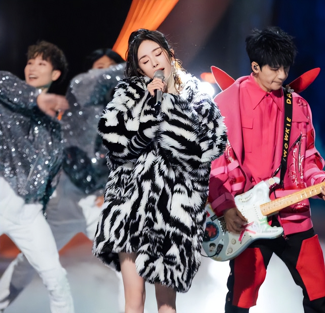 Yang Mi tried his best to create a New Year atmosphere, but he was ...