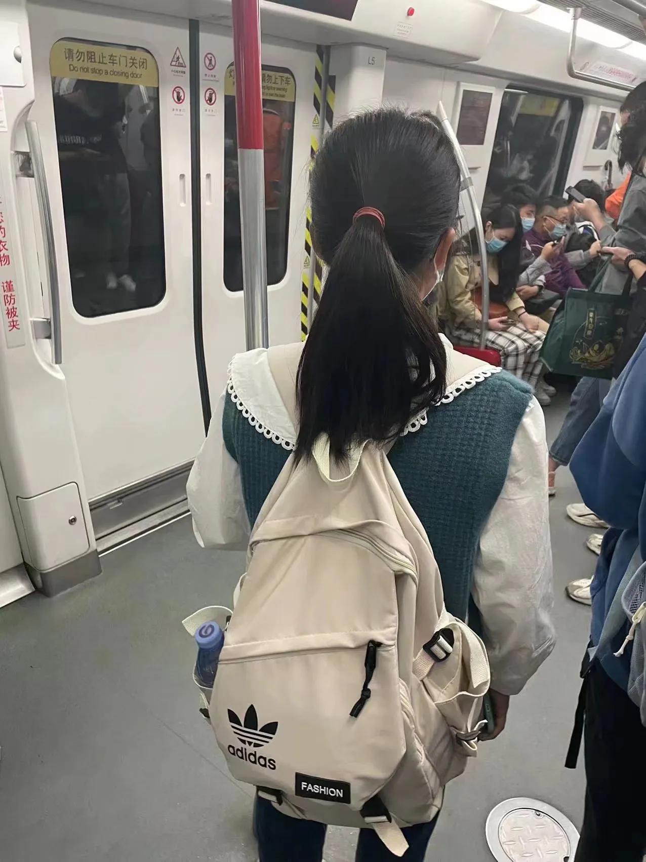 Climbing Baiyun Mountain in the rain, hazy smog, biting cold wind - iNEWS