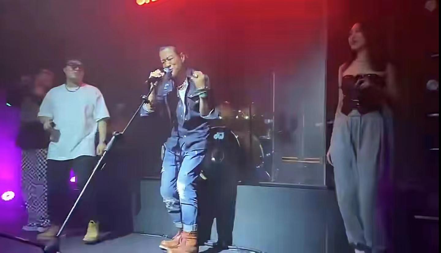 The 58-year-old Sun Xing's bar performance is too crazy - iNEWS