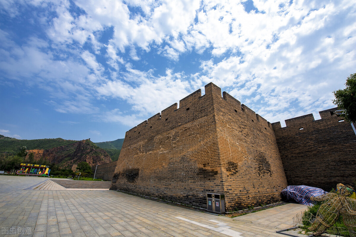 Walk into Dajingmen - iNEWS