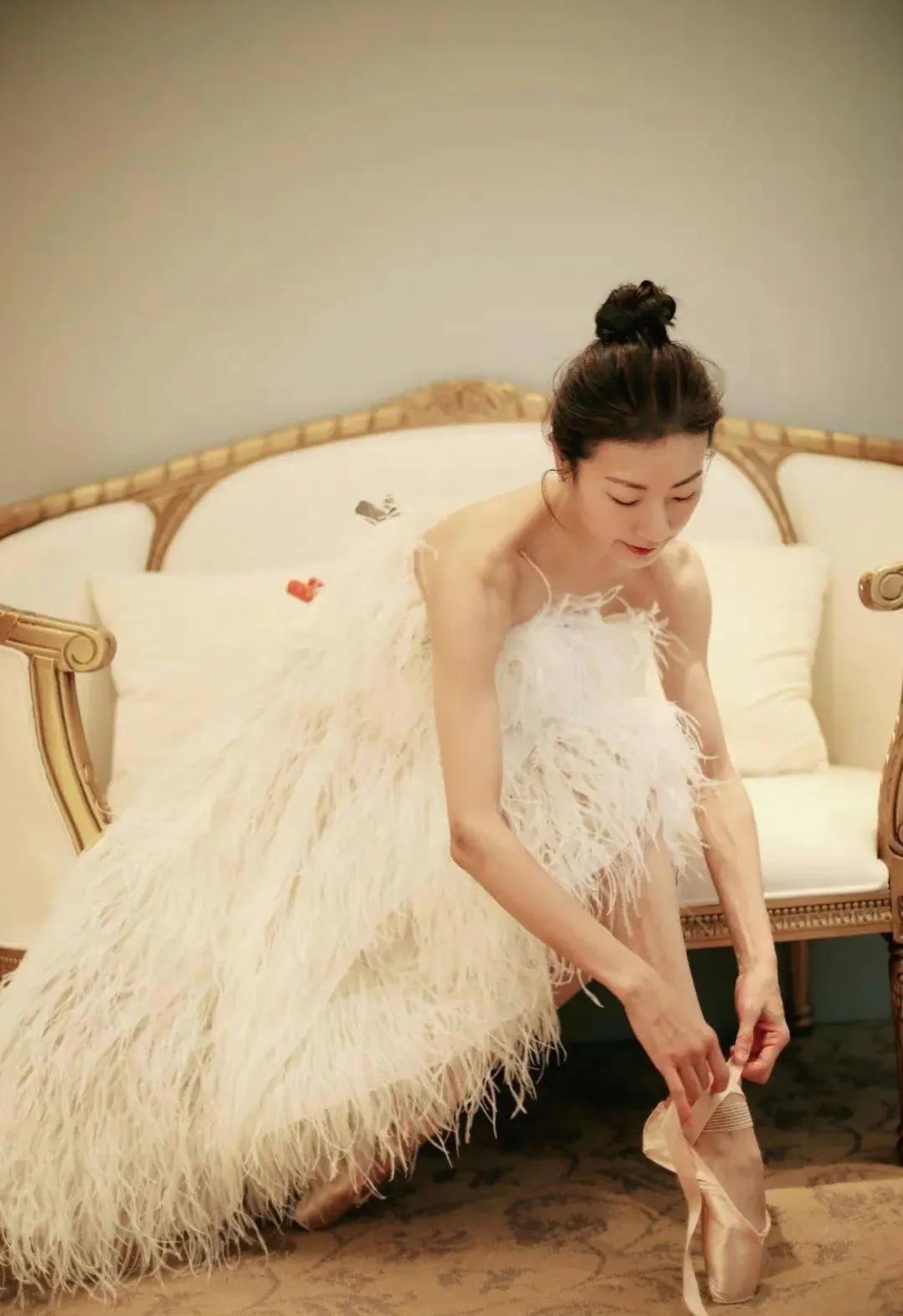 The 46-year-old ballet chief Tan Yuanyuan got married, kissed happily ...