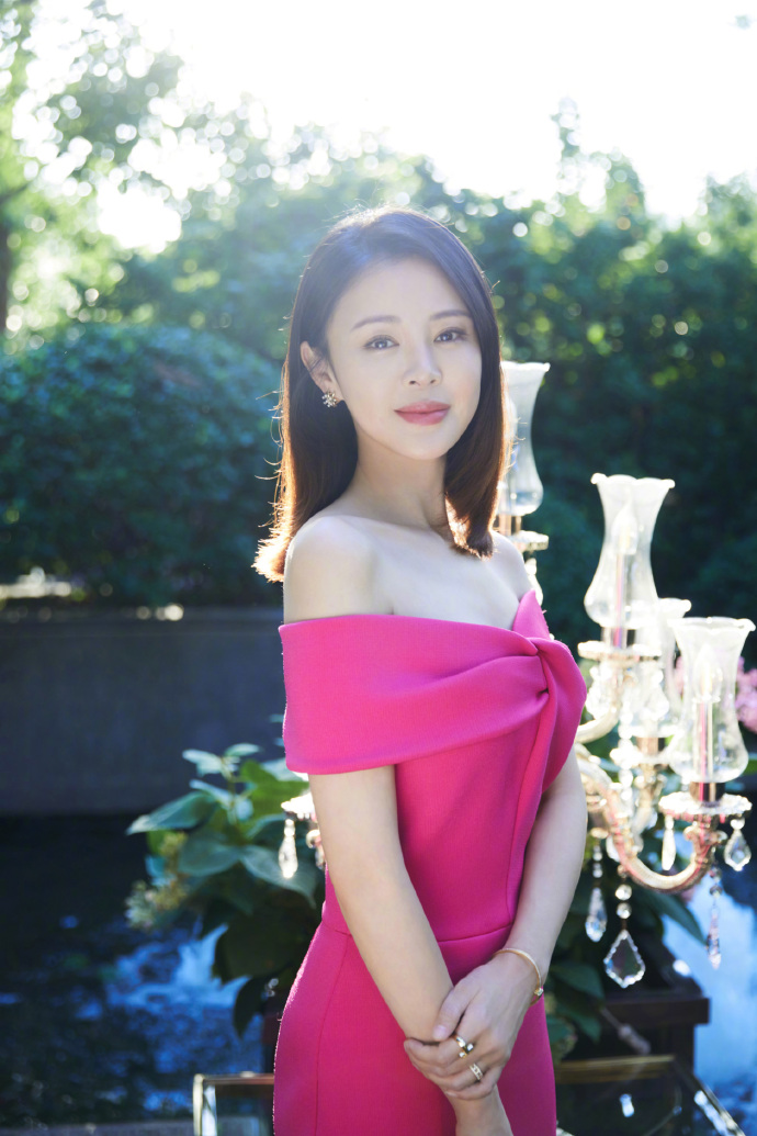 Guan Yue and Tong Dawei receive the certificate for the 15th ...