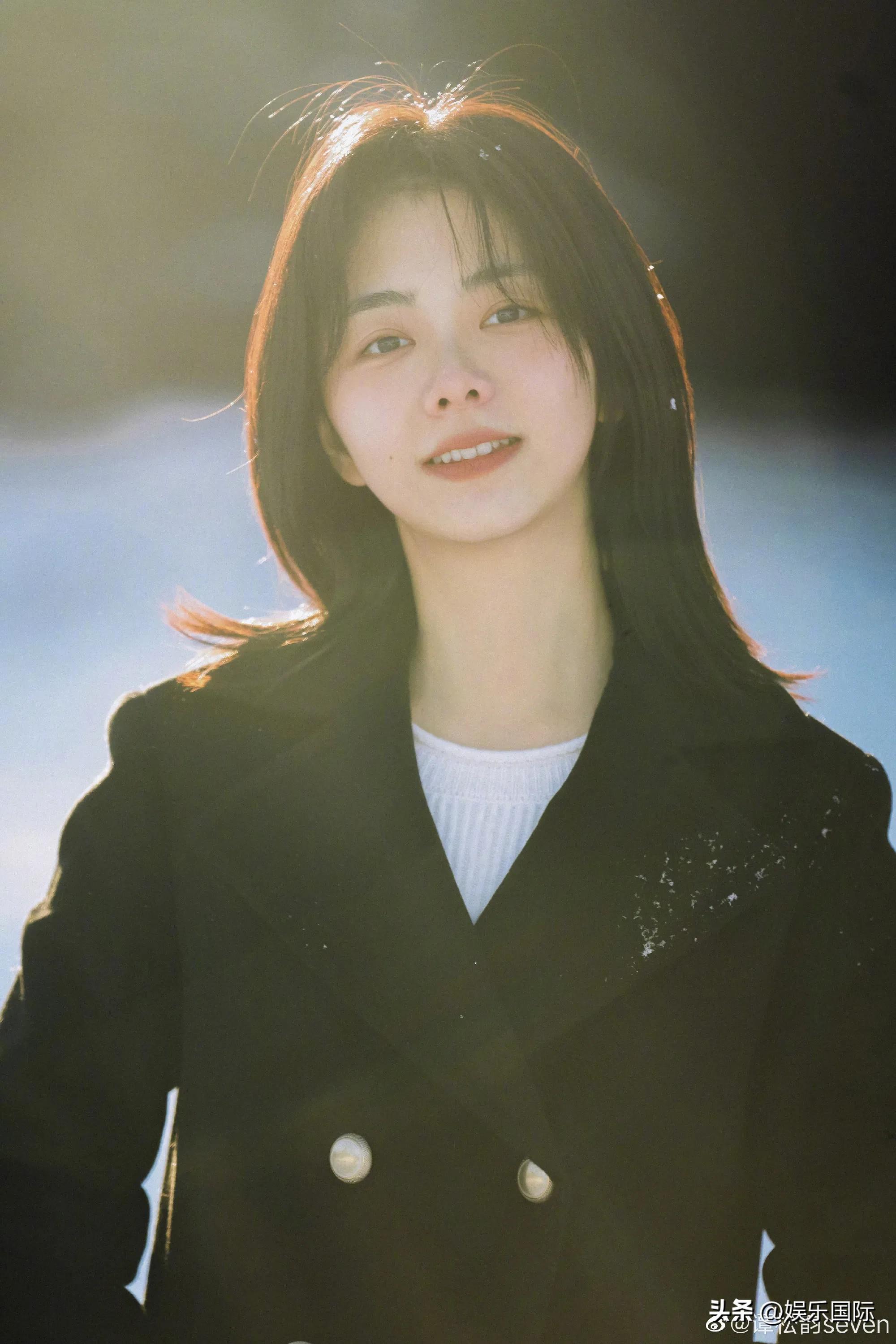 Tan Songyun takes beautiful photos in the snow, wraps her scarf and ...