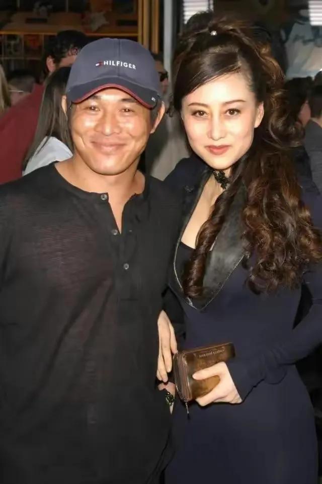 Jet Li posted a recent photo of his wife, 61-year-old Li Zhi is aging ...