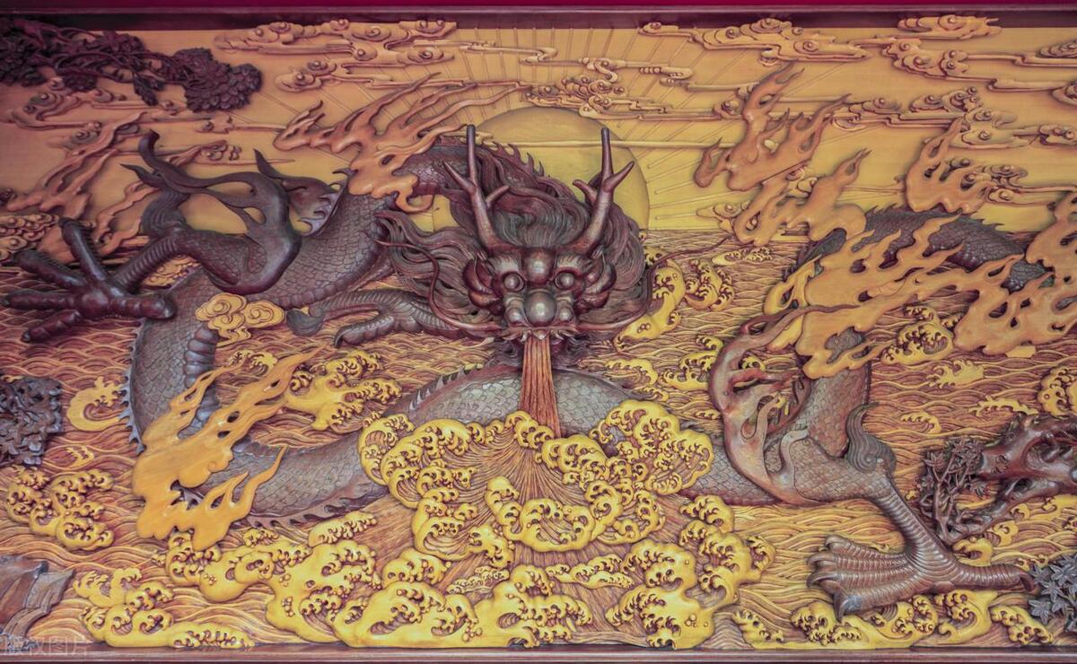 The Dragon King is the king who leads the water tribe in the water in ...
