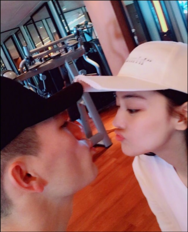 The group photo of Zhang Xinyu and He Jie was exposed. The two of them were very romantic ...