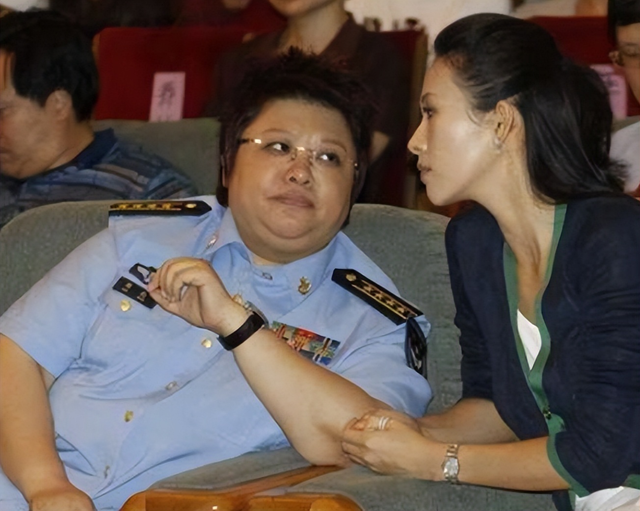 CCTV host Guan Tong: Married to an ordinary person at the age of 41 ...