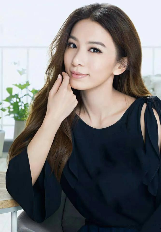 10 Female Celebrities With Flat Faces, But More and More - iNEWS