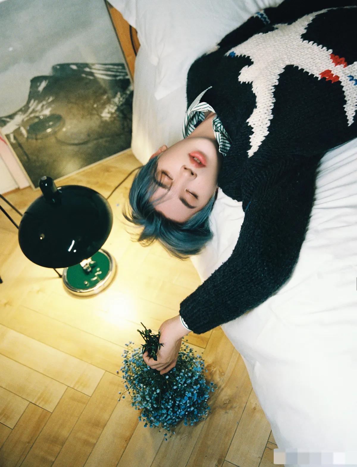 Huang Minghao's birthday photo, blue-haired Xiao Jia, blue gypsophila ...