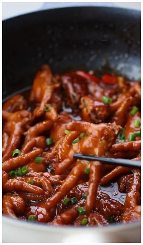 Braised chicken feet must not be stewed directly in the pot, add one ...